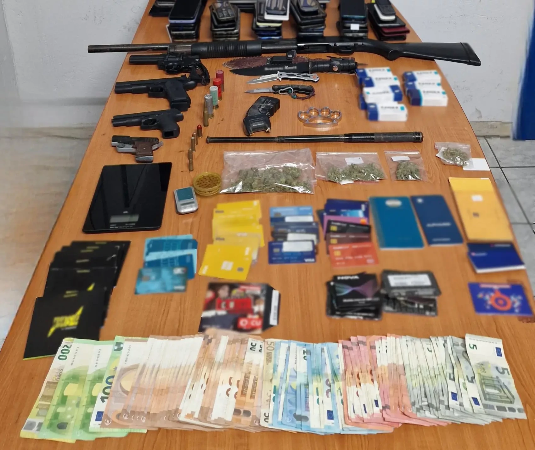 Αστυνομία: Εξαρθρώθηκε 37μελής εγκληματική οργάνωση που αποκόμισε 3 ...