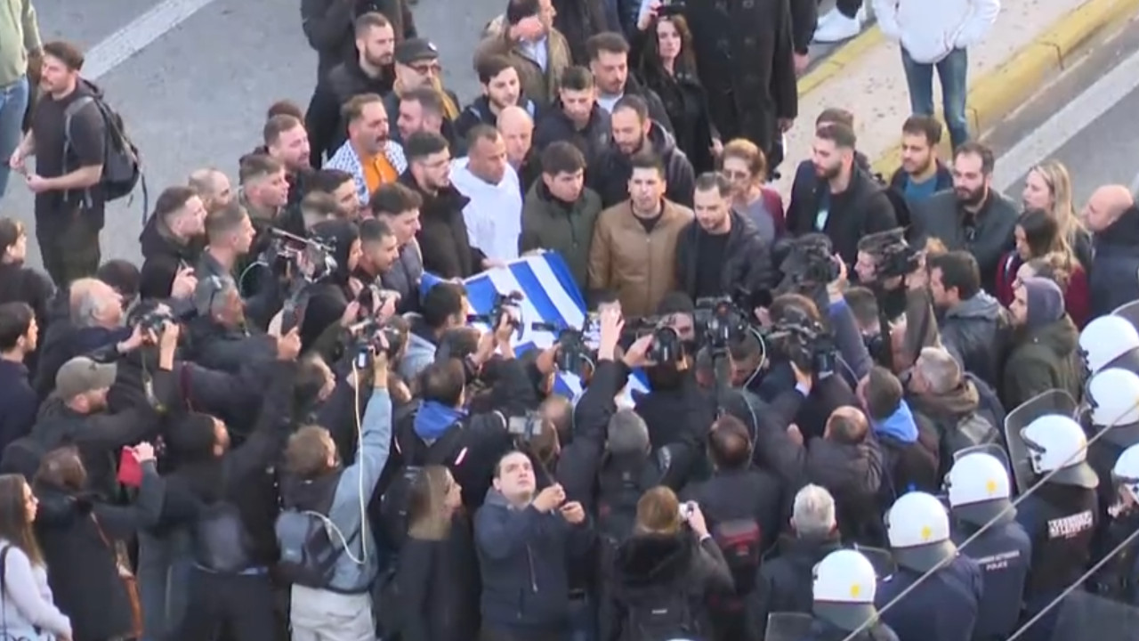 17 Νοεμβρίου: Γιατί κρύβουν την Ελληνική Σημαία (σημαία του ...